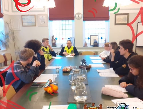 PYA Donate Food Box To Tabernacle:Penarth - penarthtowncouncil.gov.uk